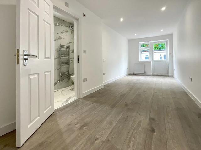Room at Seymour Road, Slough