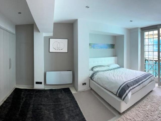 Room at Shad Thames, Greater London