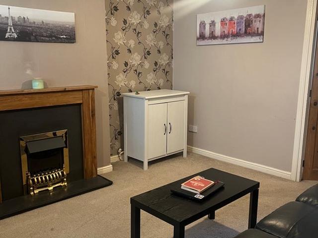 Room at Shadsworth Road, Guide