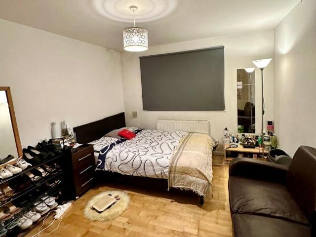 Room at Shaftesbury Gardens, Greater London