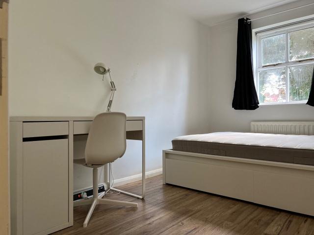 Room at Shaftesbury Gardens, Greater London