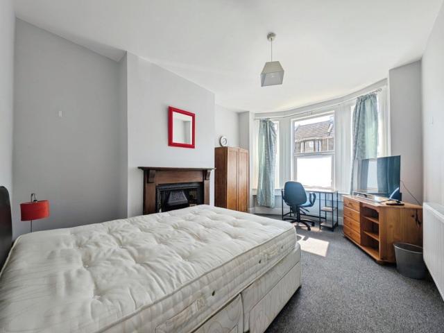 Room at Shaftesbury Road, Bath