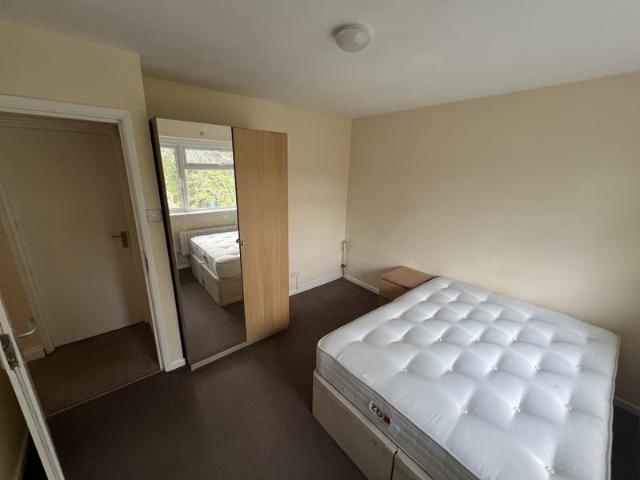 Room at Shaws Road, Crawley