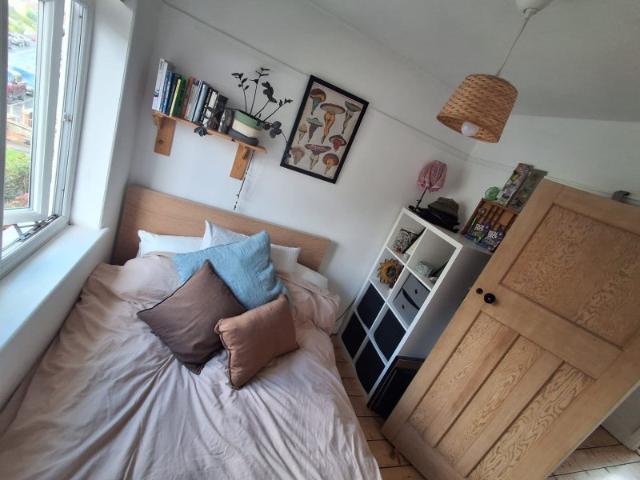 Room at Sherwell Road, Bristol