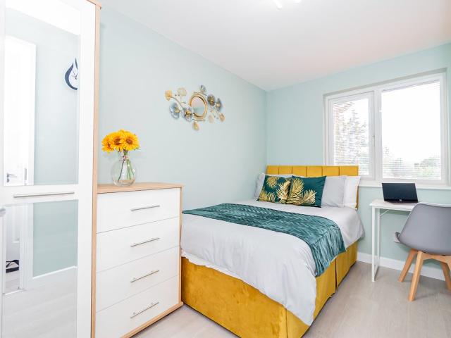 Room at Sherwood Avenue, Vale of White Horse