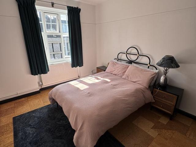 Room at Shore Road, Greater London