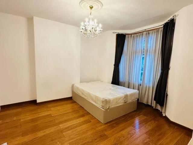 Room at Shrewsbury Road, Greater London