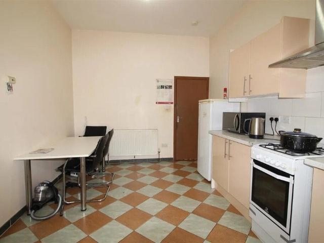 Room at Shrewsbury Road, Greater London