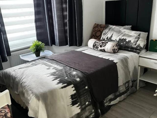 Room at Shrubbery Road, Greater London