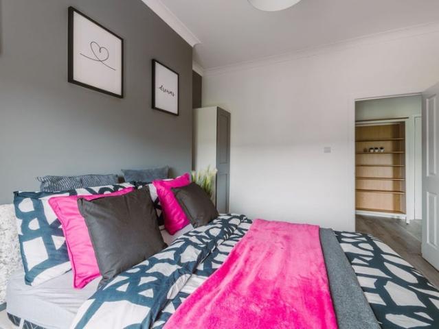 Room at Silverdale Street, Glasgow