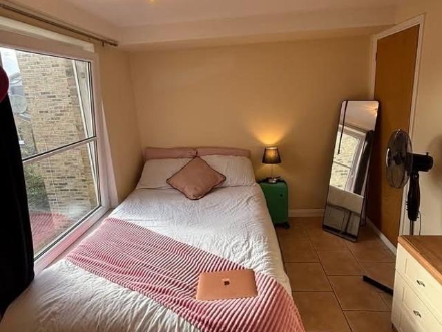 Room at Silverthorne Road, Greater London