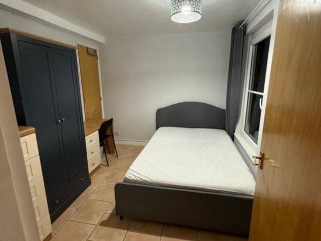 Room at Silverthorne Road, Greater London