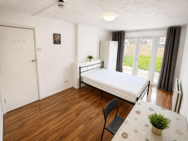 Room at Silvertown Way, Greater London