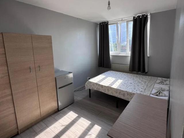 Room at Simpsons Road, Greater London