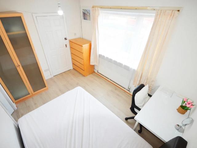 Room at Sir Henry Parkes Road, Coventry