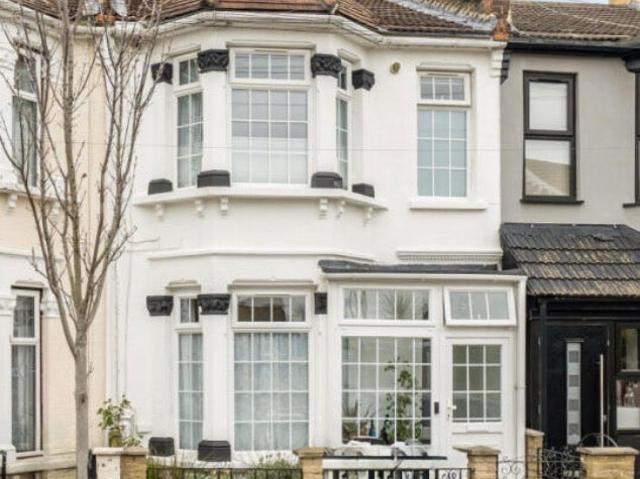 Room at Sixth Avenue, Greater London