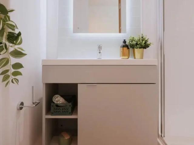 Room at Skinner Street, Leeds