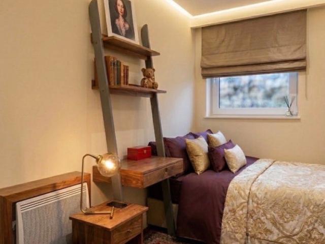 Room at Smugglers Way, Greater London