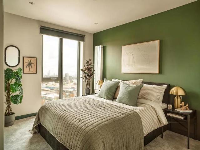 Room at Smugglers Way, Greater London