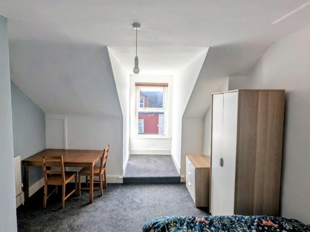 Room at Sneinton Boulevard, Nottingham