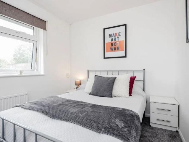 Room at South Ealing Road, Greater London