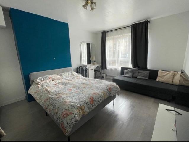 Room at South Lambeth Road, Greater London