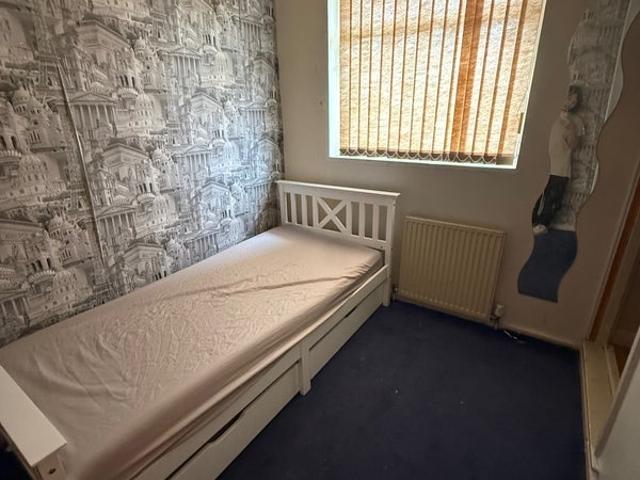 Room at South Parkway, Leeds