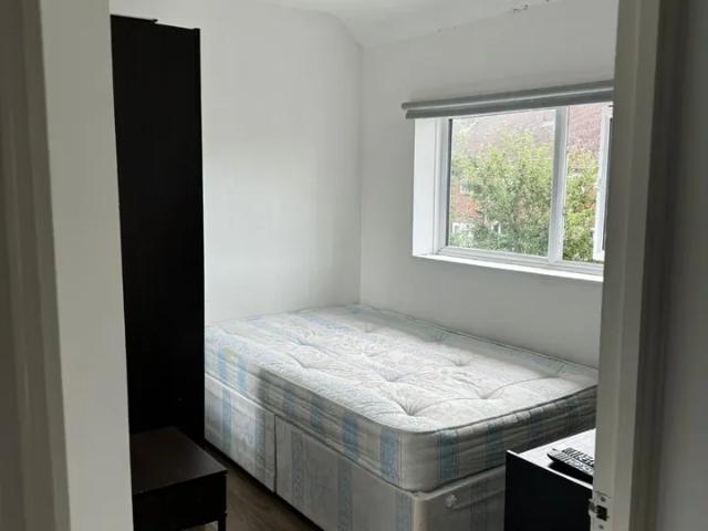 Room at South Road, South Ockendon