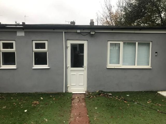 Room at South View Avenue, Tilbury