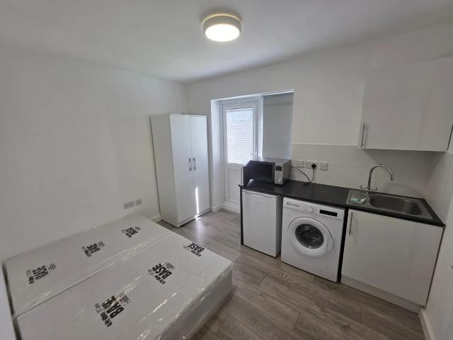 Room at Southwell Avenue, Greater London