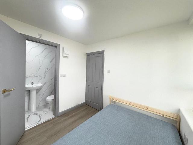 Room at Spackmans Way, Slough