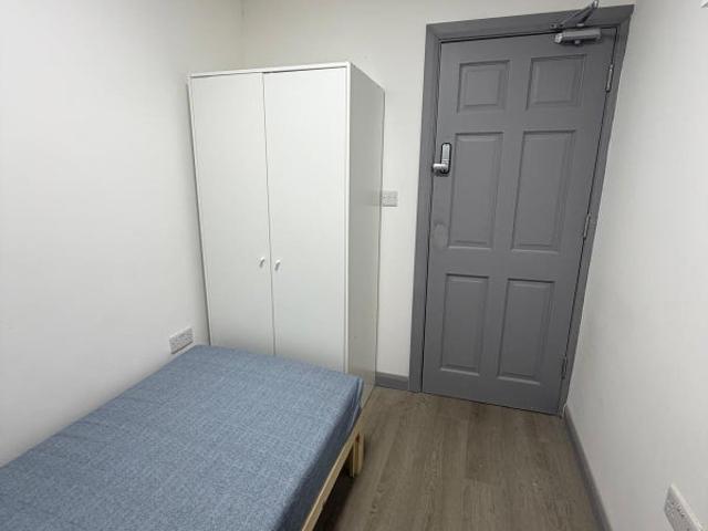 Room at Spackmans Way, Slough