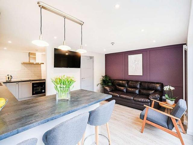 Room at Spains Hall Place, Basildon