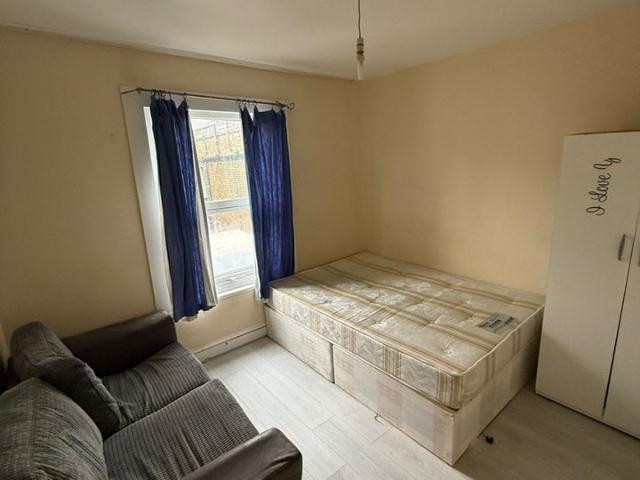 Room at Tunley Road, Greater London