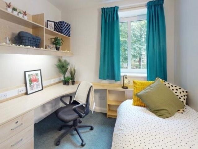 Room at Turnpike Lane, Broxtowe