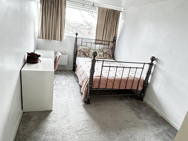 Room at Turnpike Place, Crawley