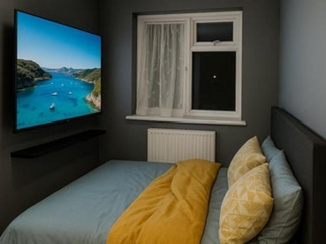 Room at Tweed Road, Slough
