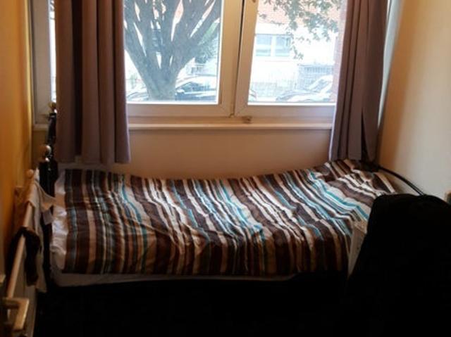 Room at Twyford Street, Greater London