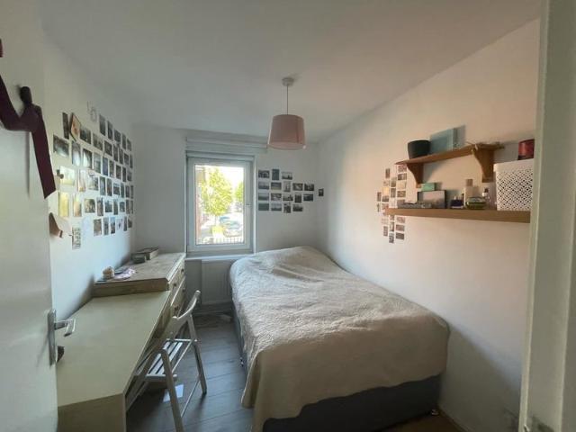 Room at Twyford Street, Greater London