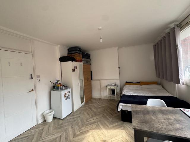 Room at Twyford Street, Greater London