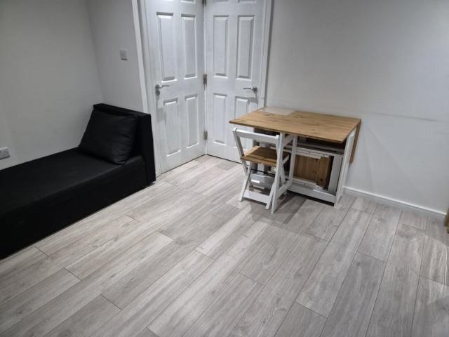 Room at Twyford Road, Greater London