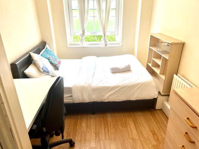 Room at Tyers Street, Greater London