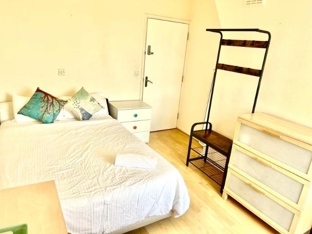 Room at Tyers Street, Greater London