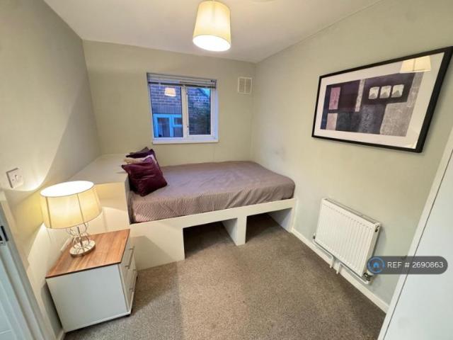 Room at Taplings Road, Winchester
