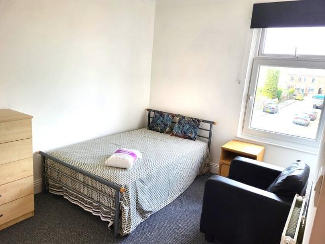 Room at Tavora Street, Wakefield