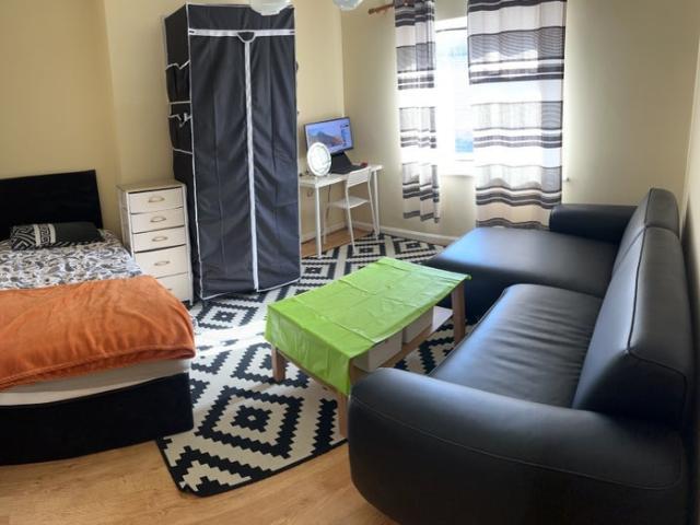 Room at Taylor's Green, Greater London