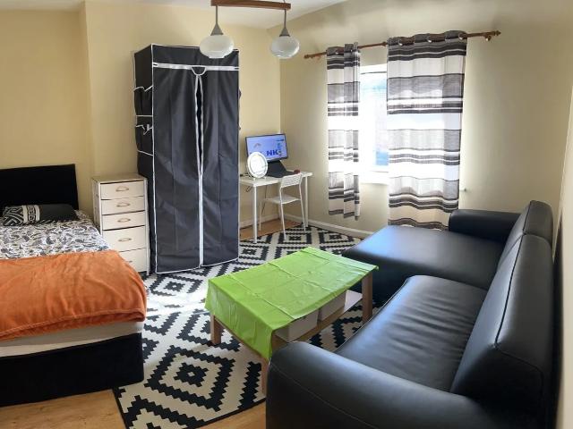 Room at Taylor's Green, Greater London