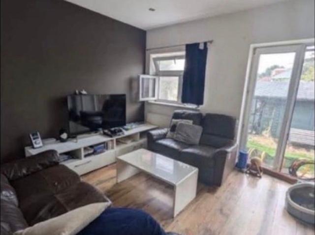 Room at Taylor's Green, Greater London