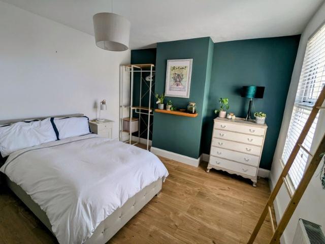 Room at Teewell Hill, Bristol