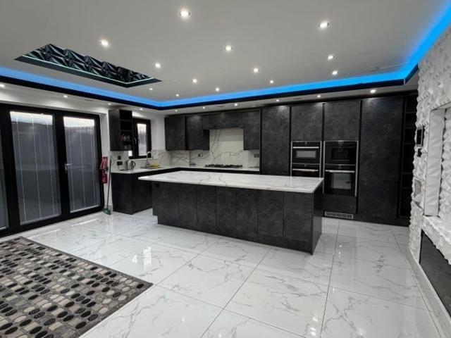 Room at Temple Avenue, Greater London
